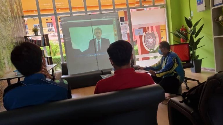 Taklimat prosedur “Spirometry” oleh Prof. Madya Dr Azmi bin Hassan ...
